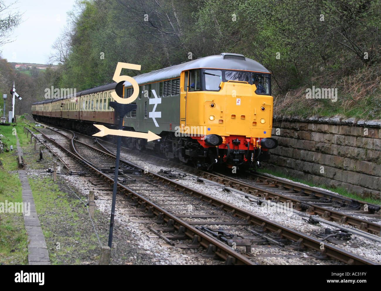 Diesel engine pulling train up the incline into Goathland Station Stock ...