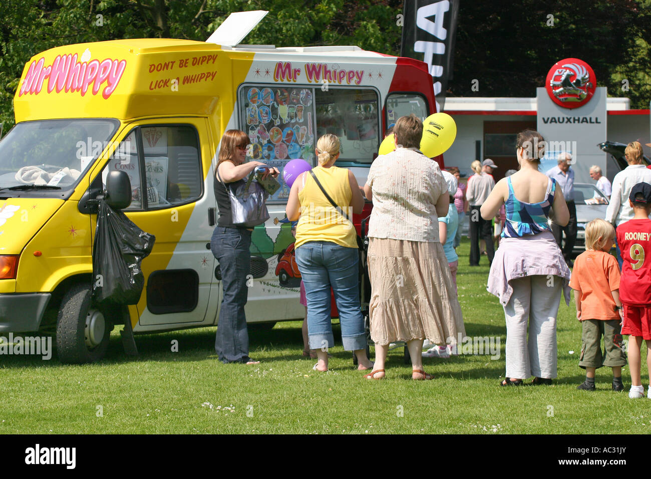 Ice cream van and queue of children hi-res stock photography and images ...
