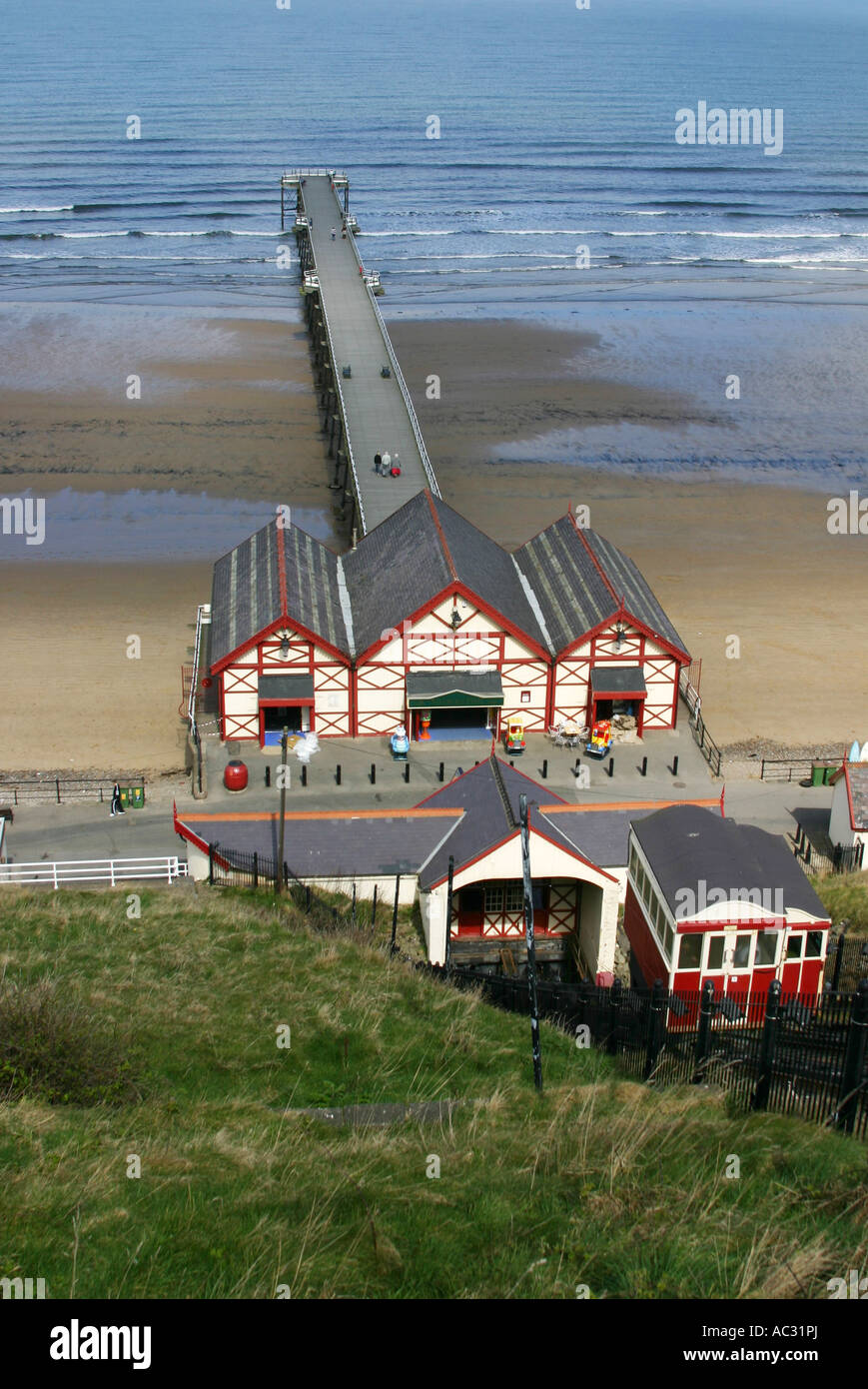Saltburn by the sea pier and cliff lift hi-res stock photography and ...