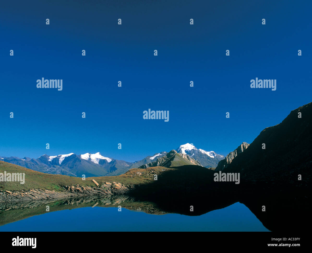 Top 5 lakes hi-res stock photography and images - Alamy