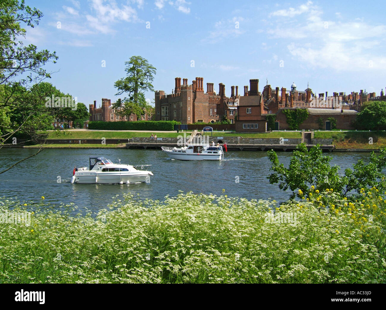 Boats on the River Thames at Hampton Court Palace, Molesey, England, UK ...