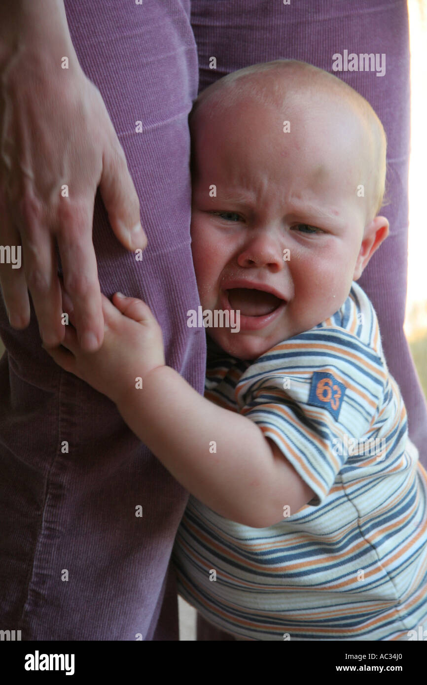 baby clinging to mothers leg Stock Photo: 7442975 - Alamy