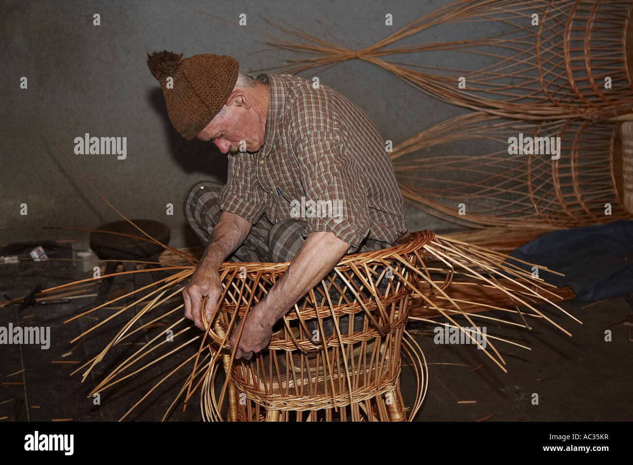 Old basket maker work hi-res stock photography and images - Alamy