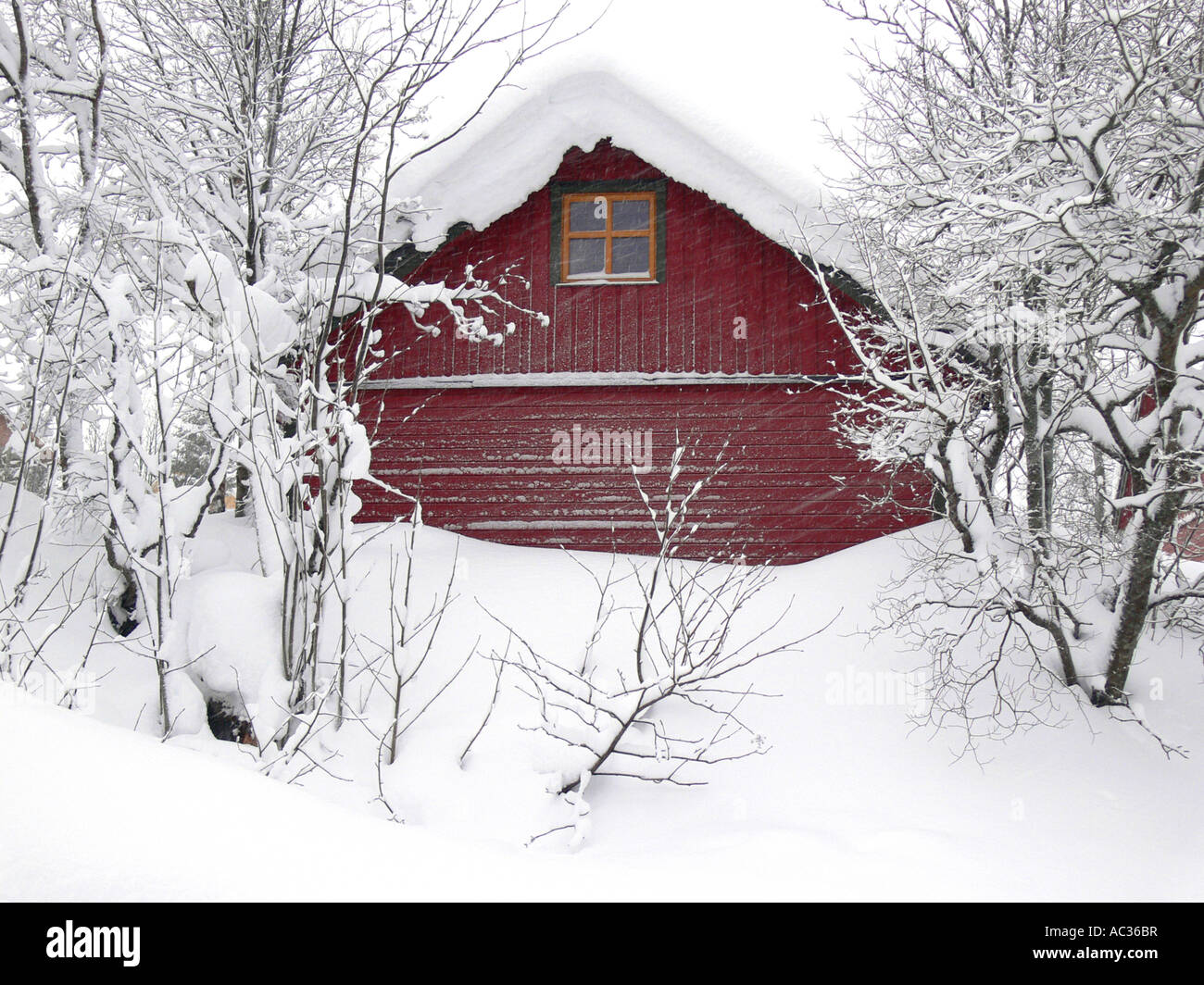 Snowed wooden house hi-res stock photography and images - Alamy