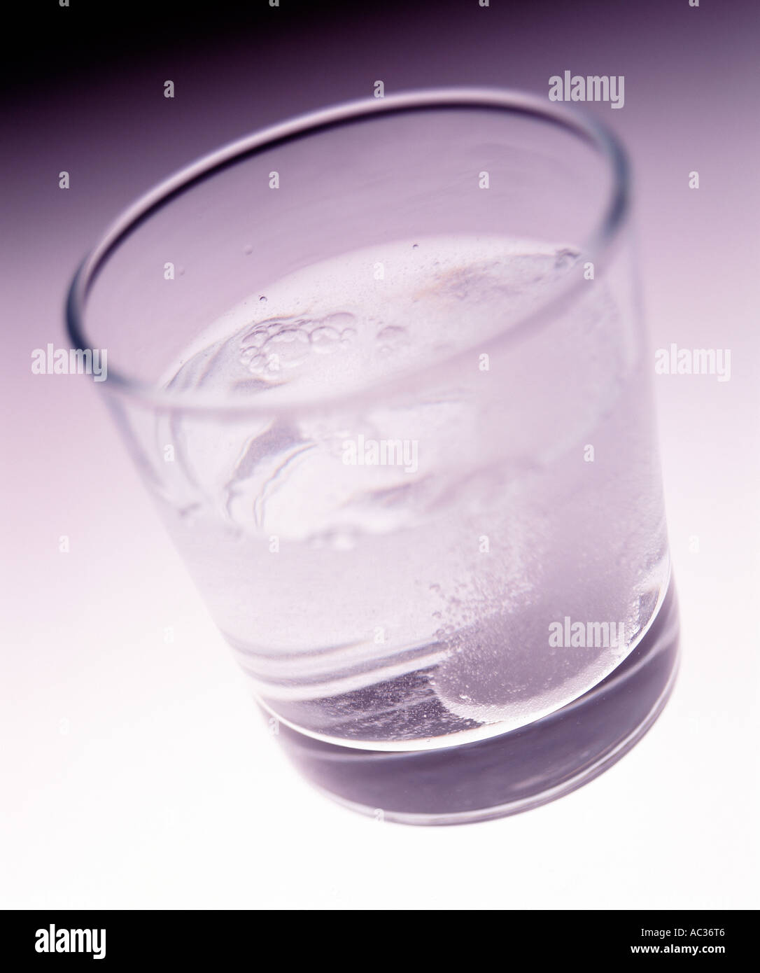 Fizzing tablet hi-res stock photography and images - Alamy