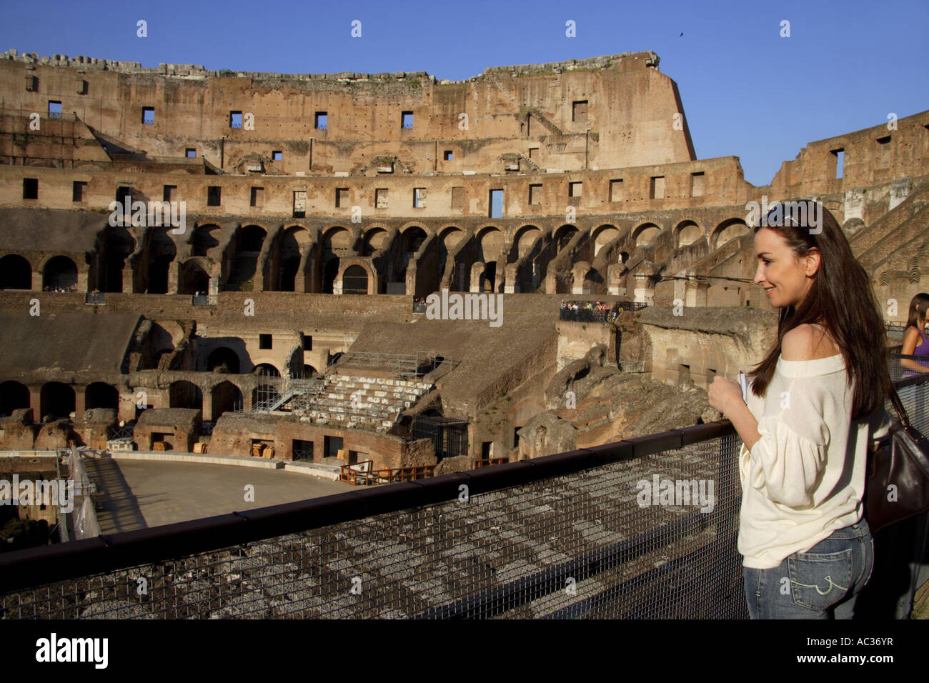 Woman in rome hi-res stock photography and images - Alamy