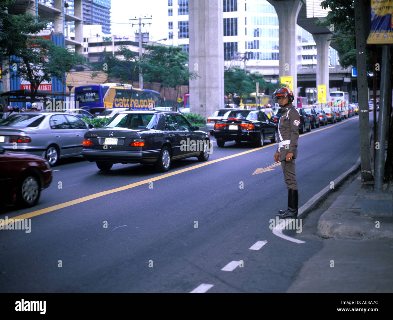Thai traffic policeman directing Traffic Sukhumwit Road Bangkok ...