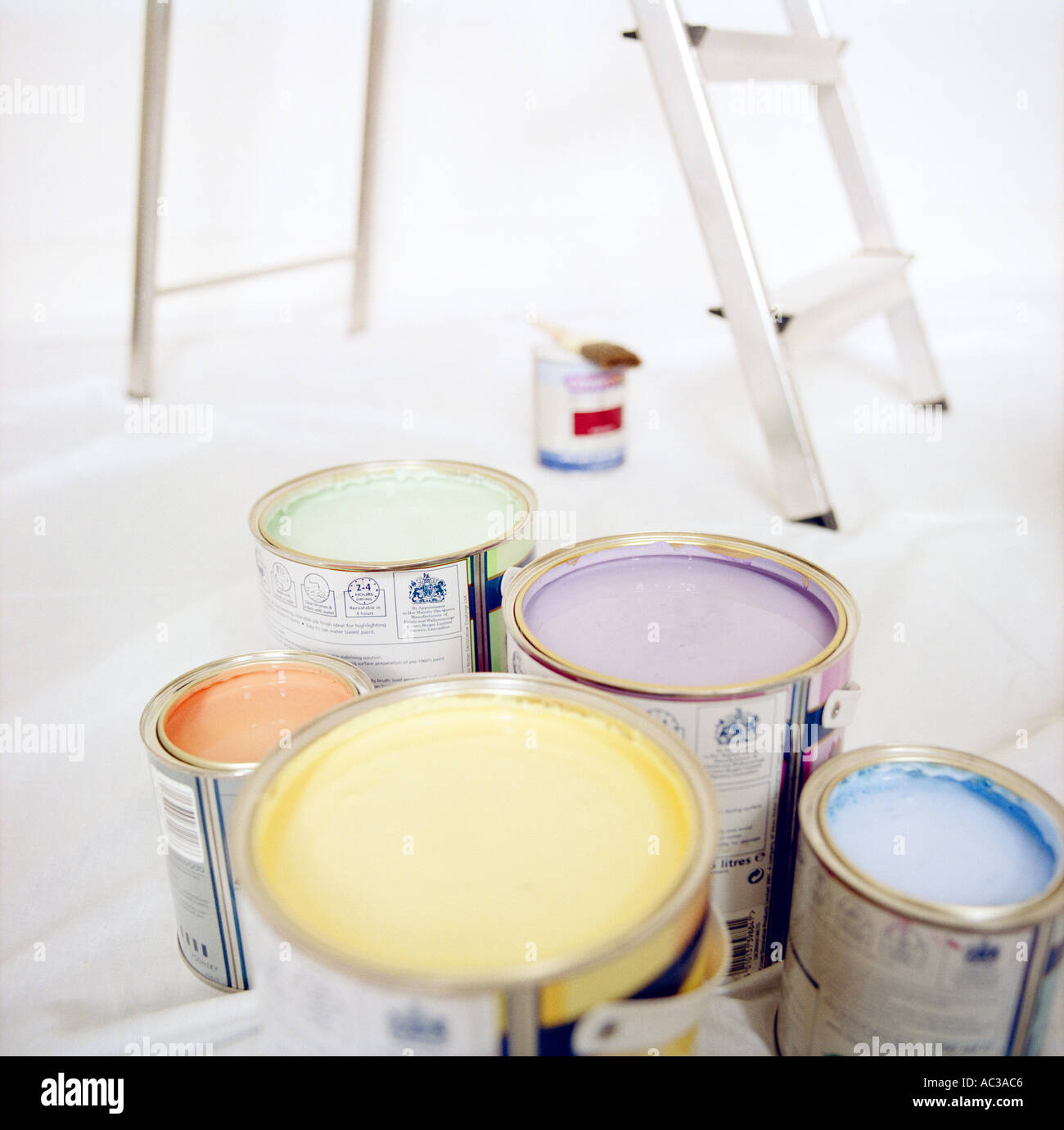 Open paint tins hi-res stock photography and images - Alamy
