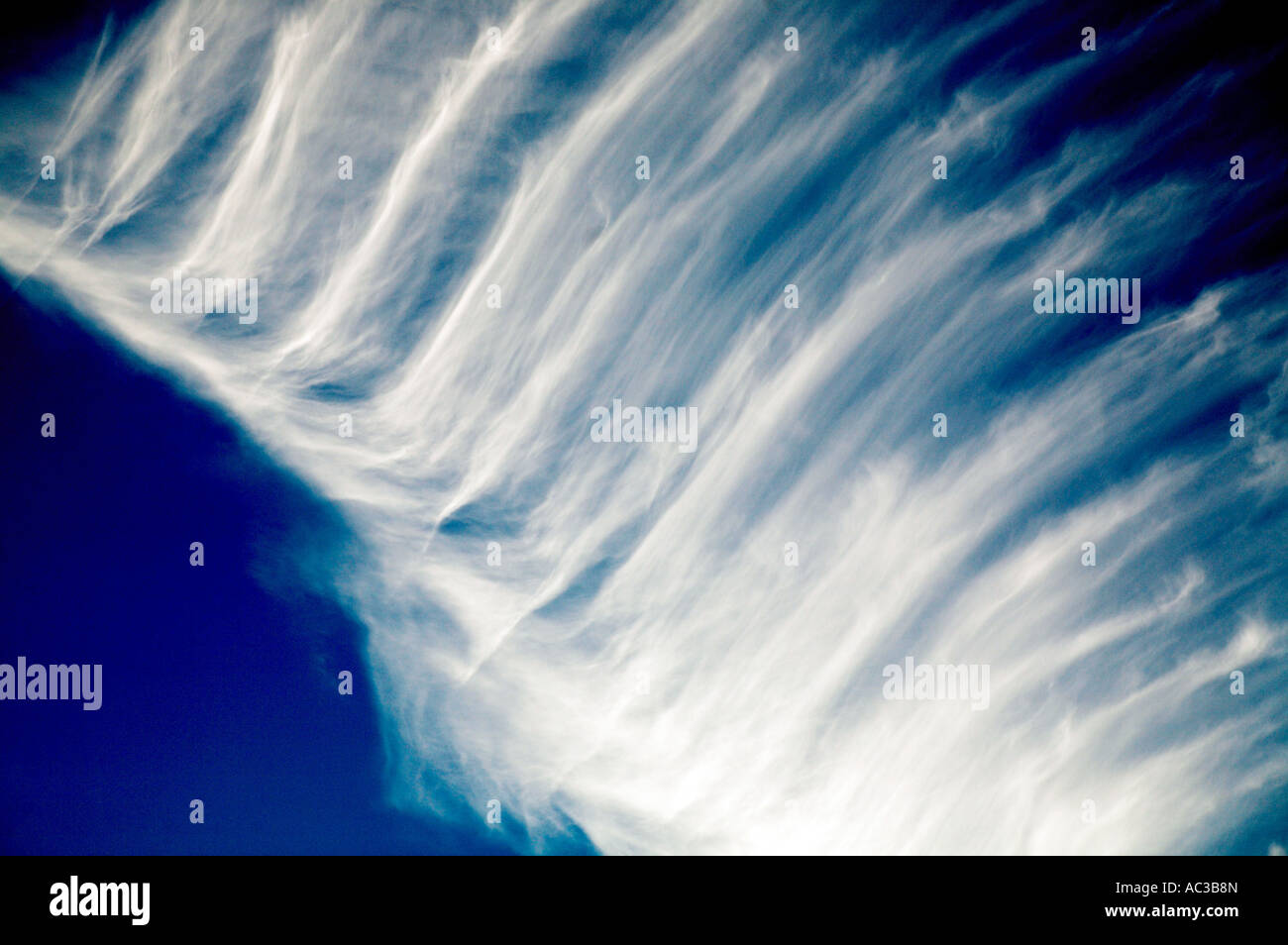 streaky streaked clouds in the blue sky Stock Photo - Alamy