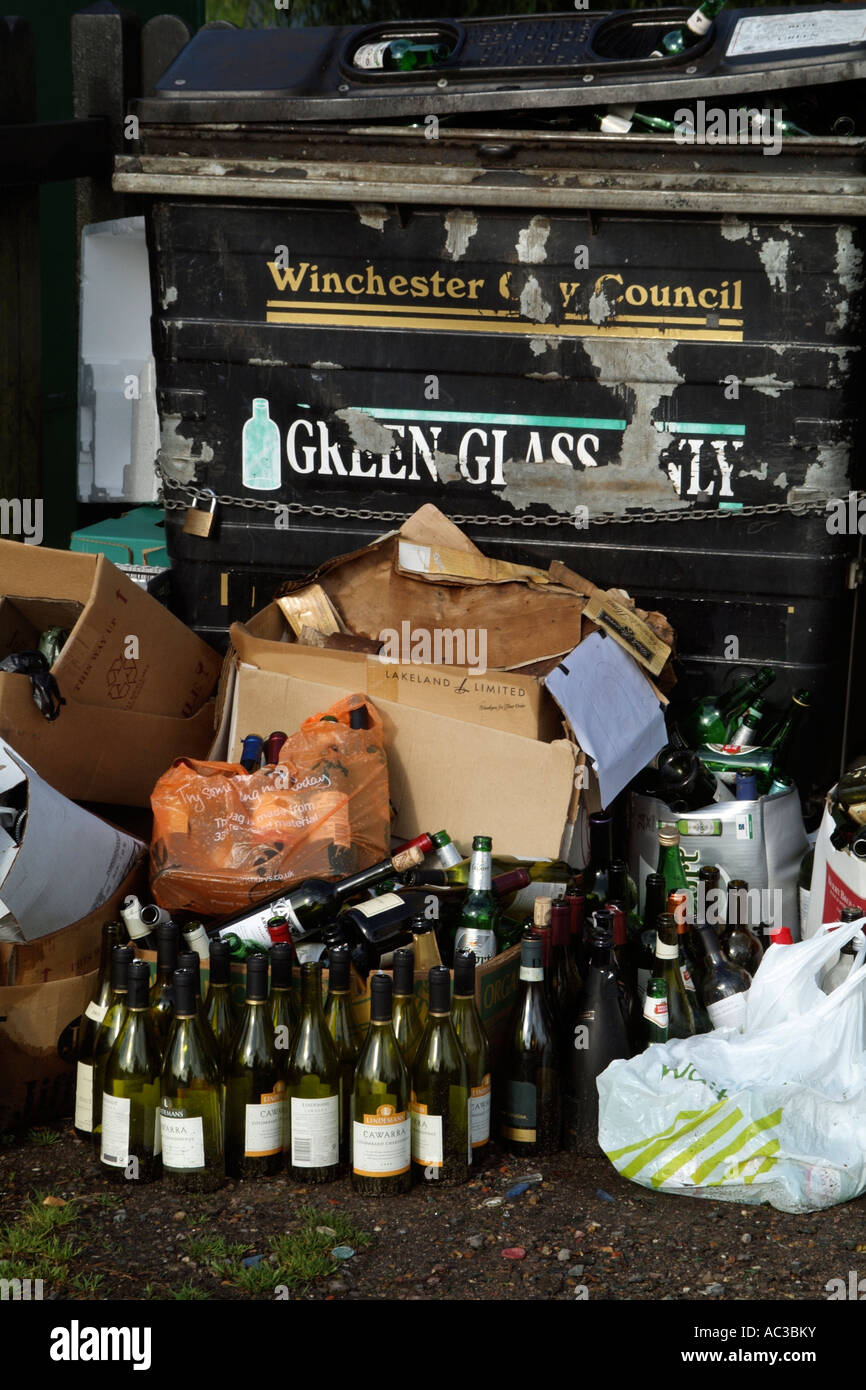 Rubbish and recycling collection point Overfilled bins Stock Photo - Alamy