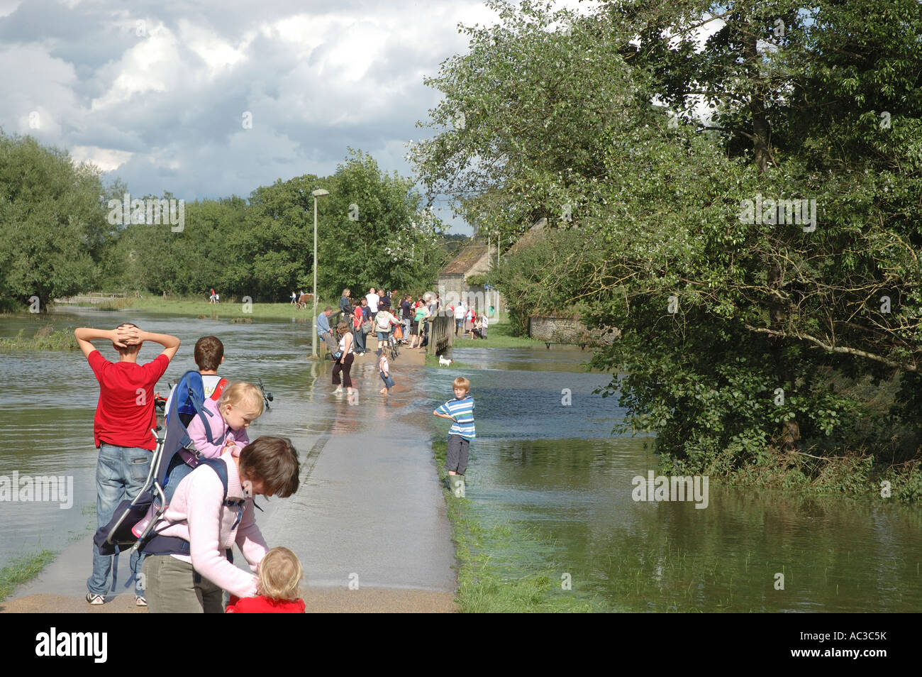People out in the flood water Witney Stock Photo - Alamy