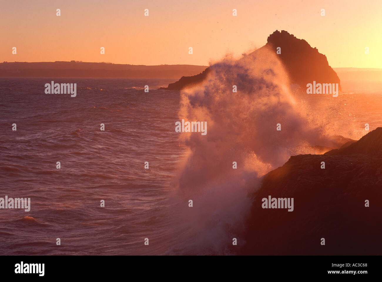 Wave hits rocks hi-res stock photography and images - Alamy