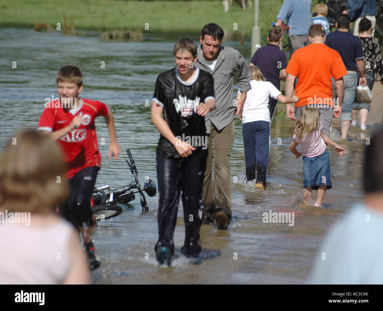 People out in the flood water Witney Stock Photo - Alamy
