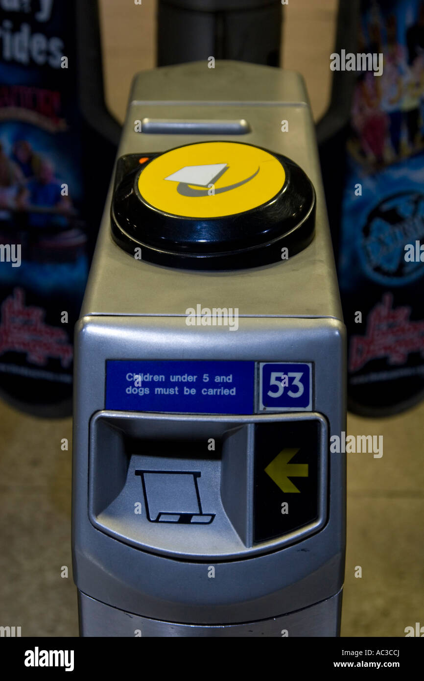 Oyster card reader hi-res stock photography and images - Alamy