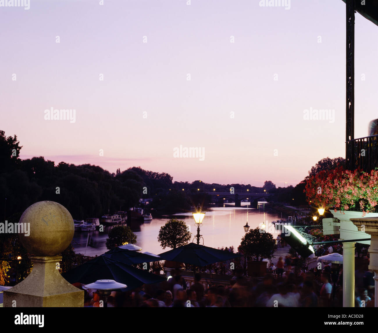 Richmond riverside cafe hi-res stock photography and images - Alamy