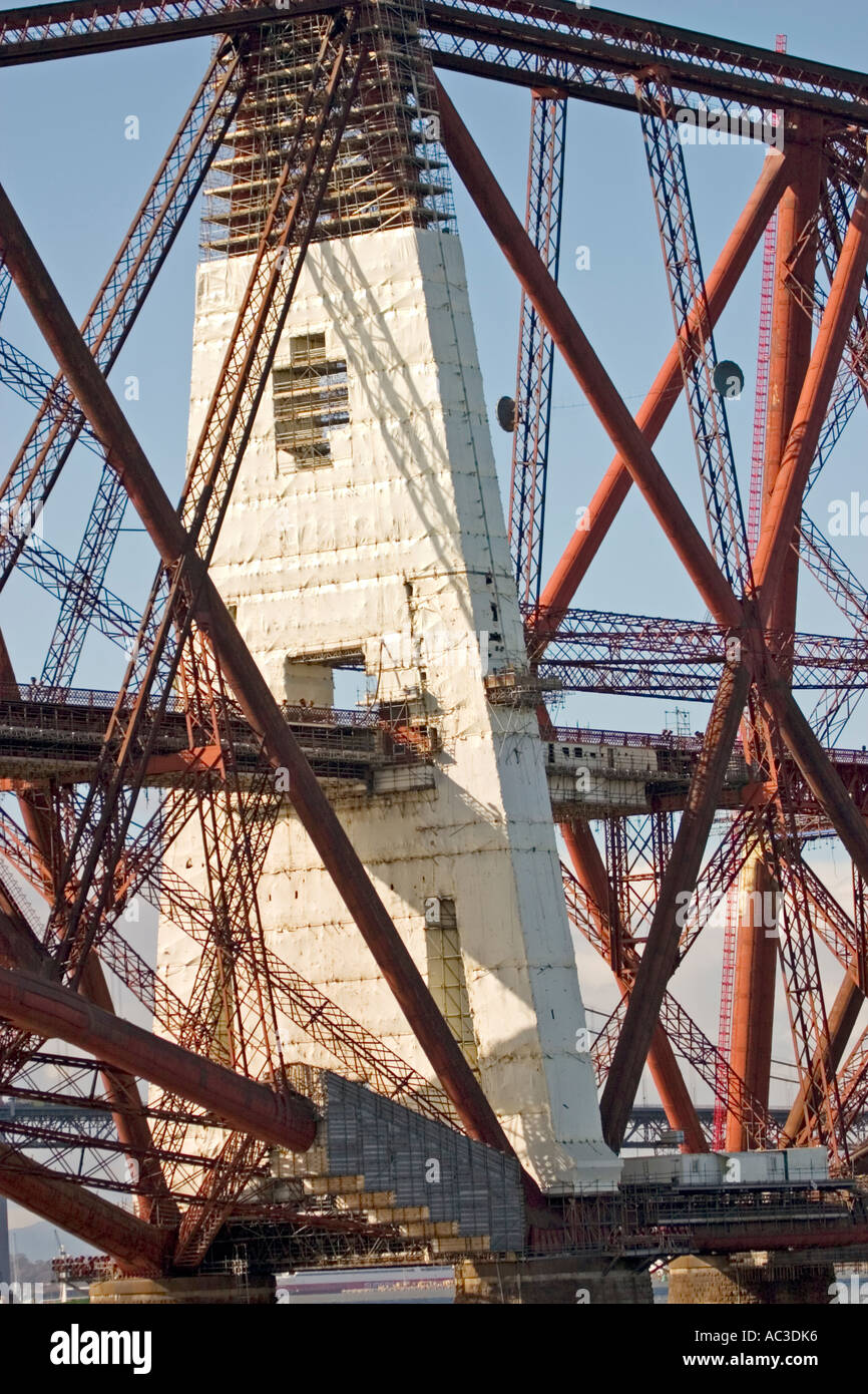 Scaffolding on forth rail bridge hi-res stock photography and images ...
