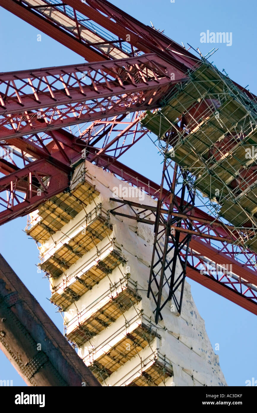 Scaffolding on forth rail bridge hi-res stock photography and images ...