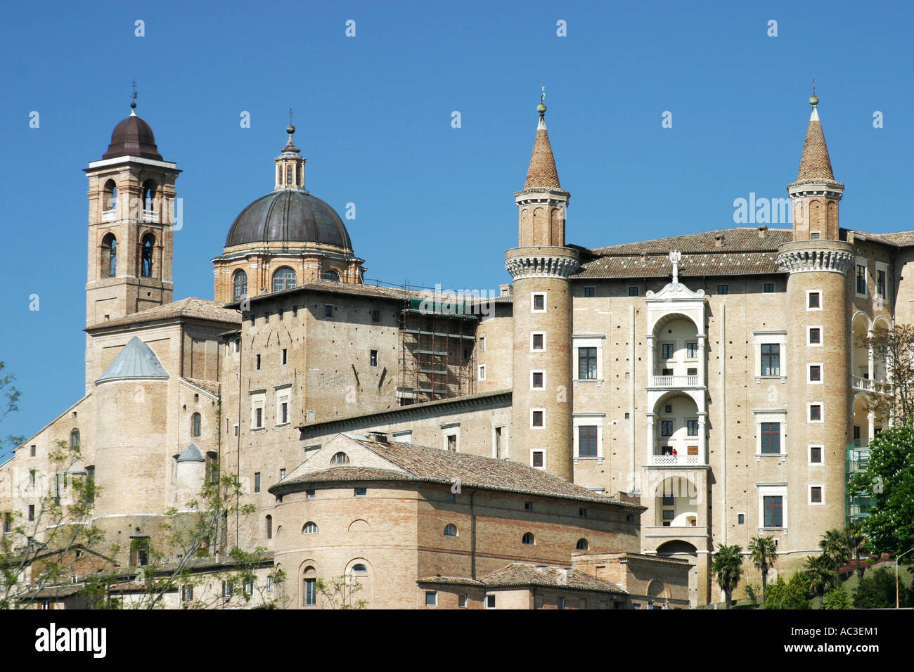 The spectacular castle of the Dukes of Montefeltro in Urbino Le Marche ...