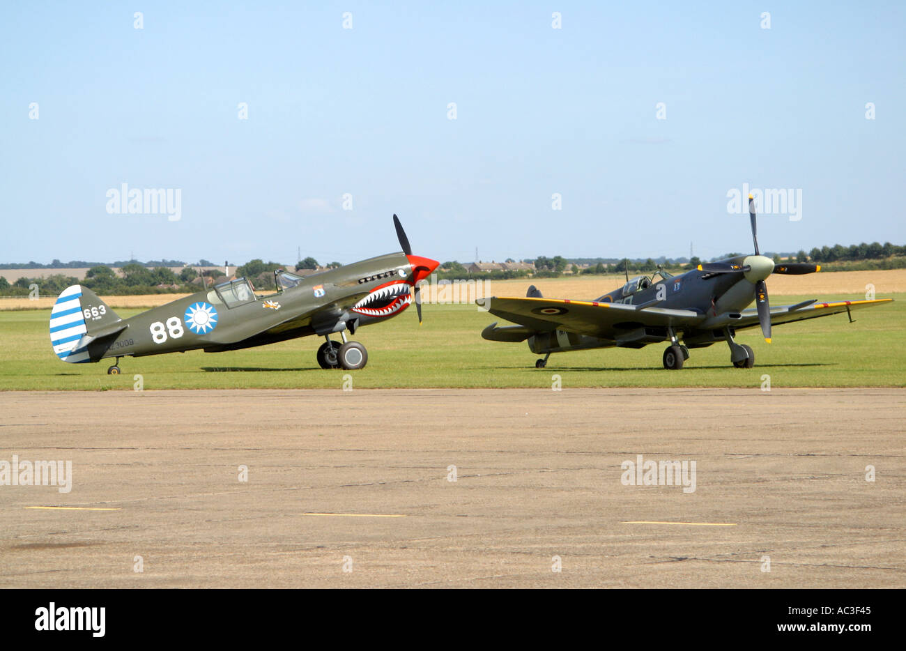 CURTISS P40 WARHAWK LEFT AND SPITFIRE DUXFORD Stock Photo - Alamy