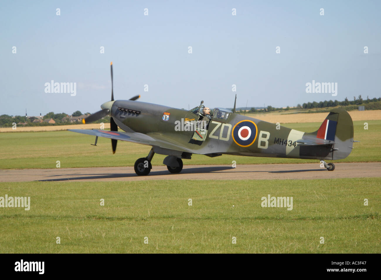 British iconic spitfire world war hi-res stock photography and images ...