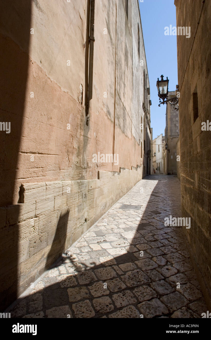 Narrow street in Ótranto, Puglia, Italy Stock Photo - Alamy