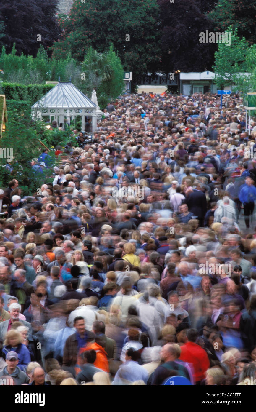 Chelsea flower show crowd london hi-res stock photography and images ...