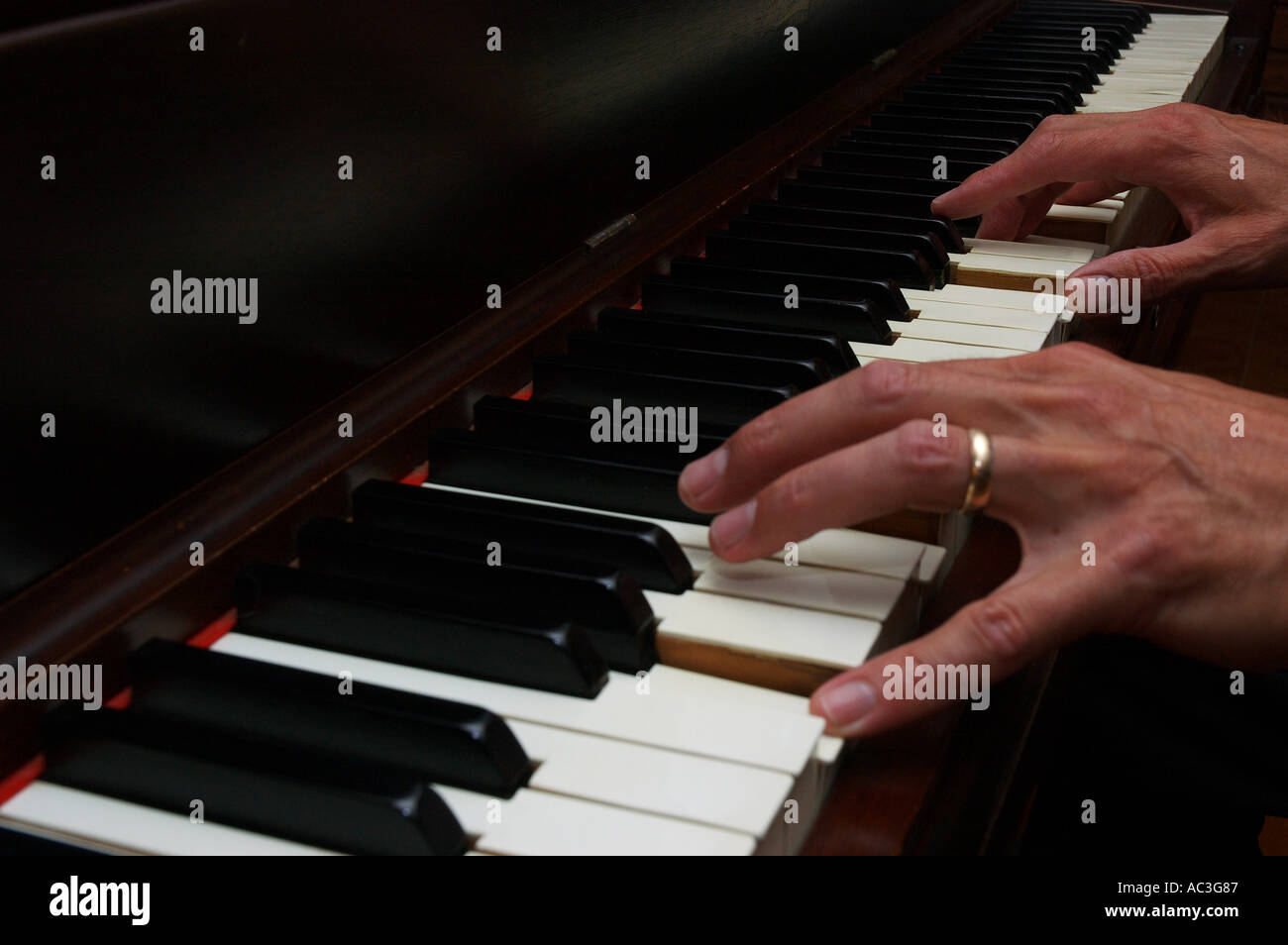 Mans hand playing piano hi-res stock photography and images - Alamy
