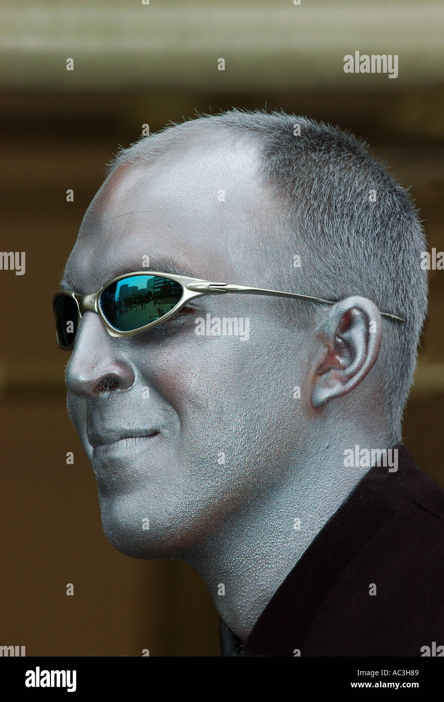 Grinning silver man street performer Stock Photo - Alamy