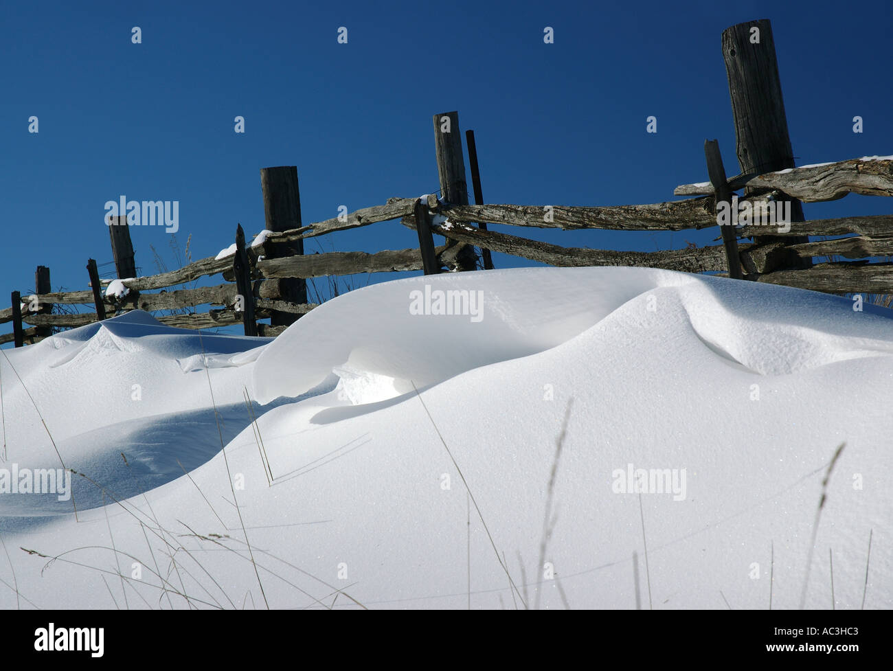 Split cedar fence with snow drift cornice Stock Photo - Alamy