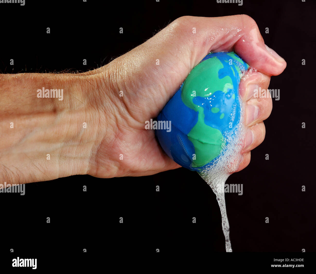 Wring out hi-res stock photography and images - Alamy