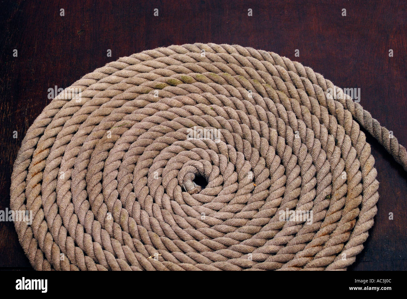Rope coil dock detail circle boat hi-res stock photography and images ...