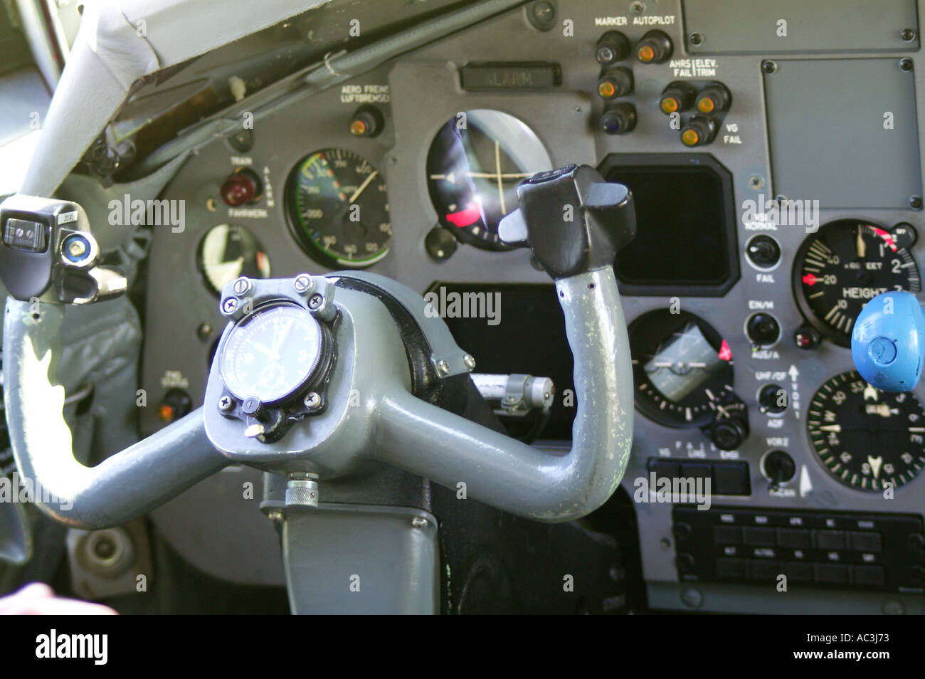 Aircraft instruments hi-res stock photography and images - Alamy