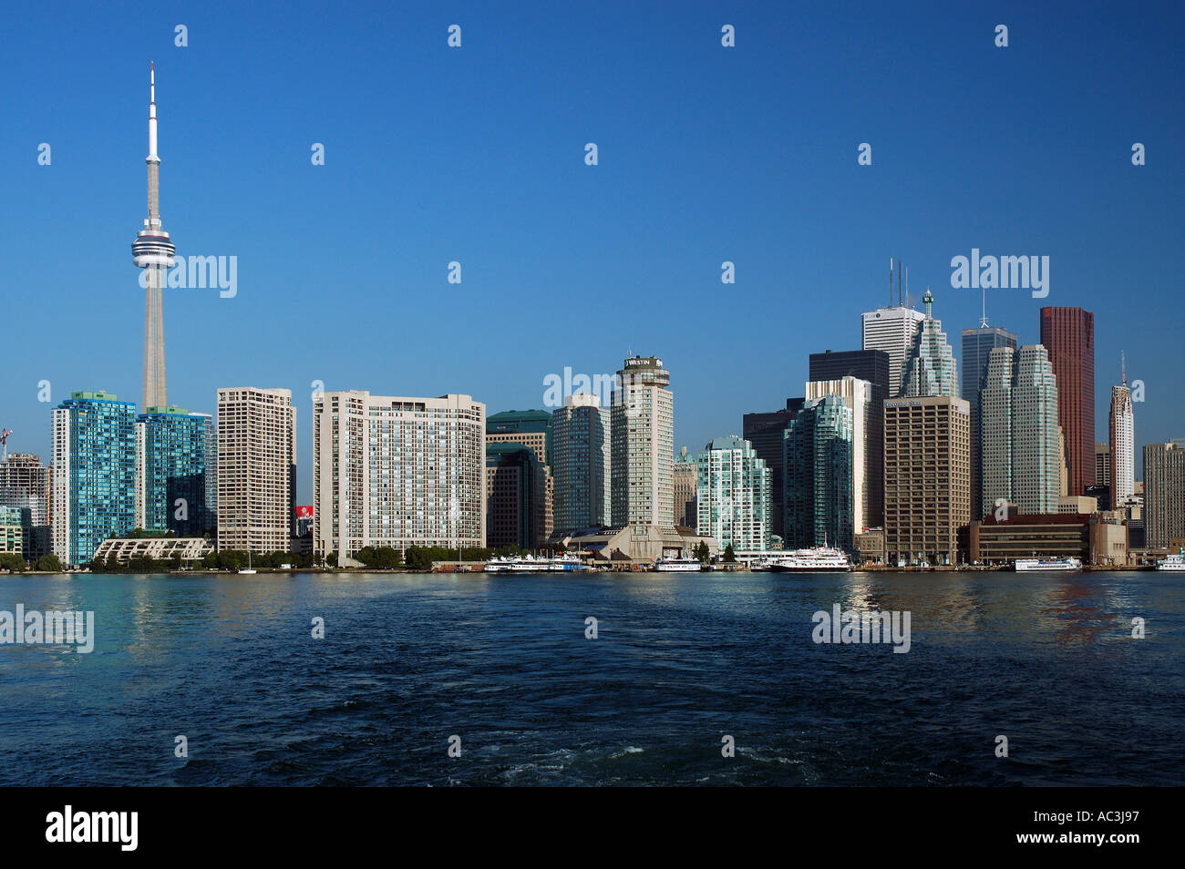 Toronto water blue sky ferry skyline hi-res stock photography and ...