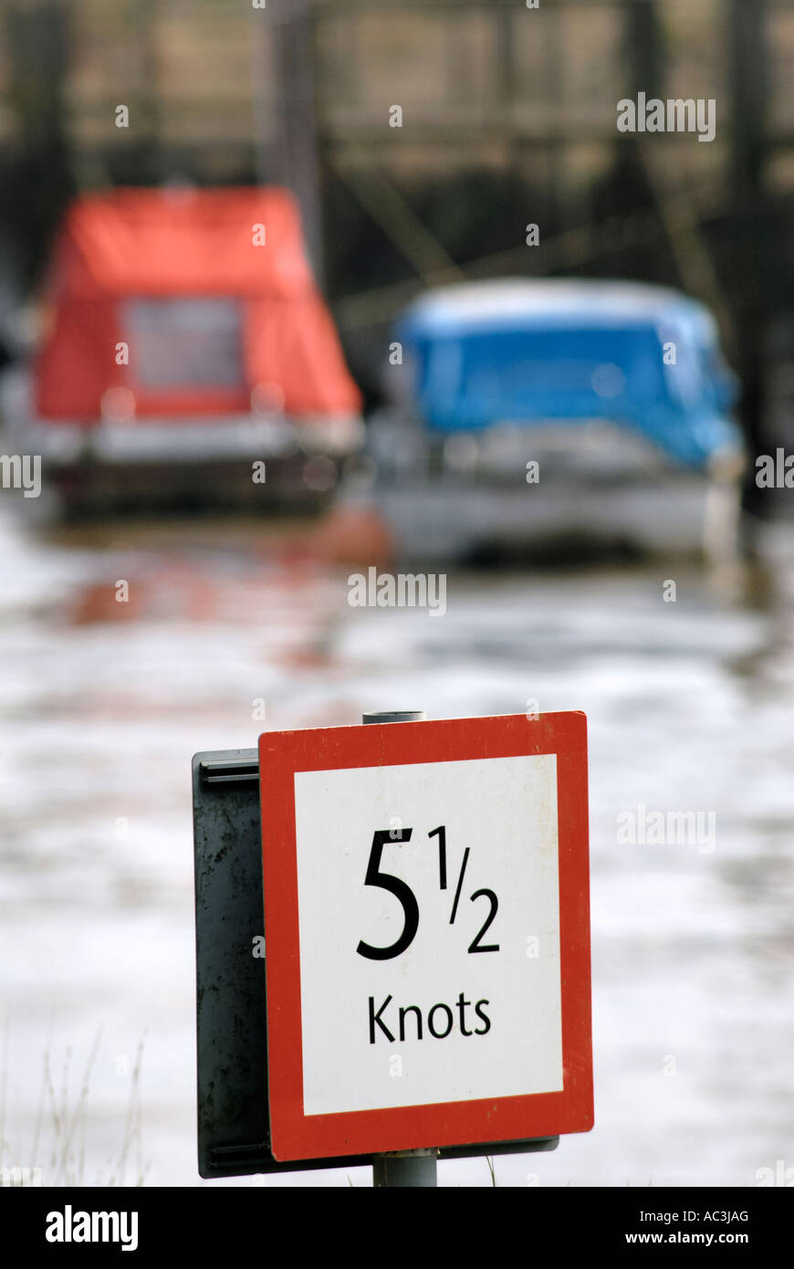 Speed limit sign 5 knots hi-res stock photography and images - Alamy