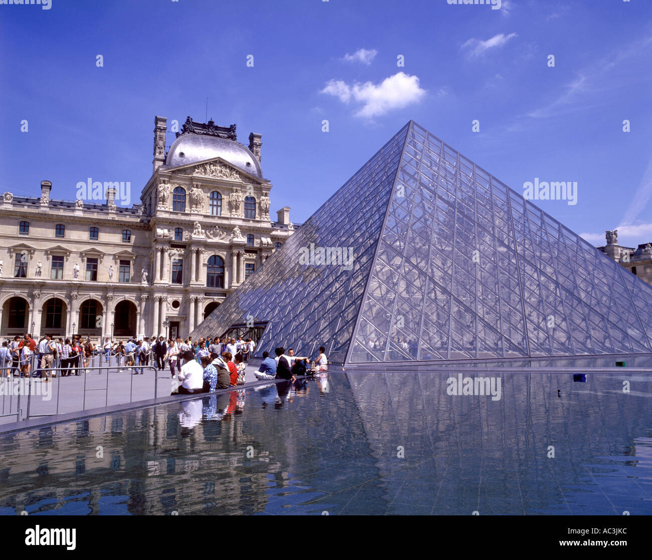 Fountain pool pyramid hi-res stock photography and images - Alamy