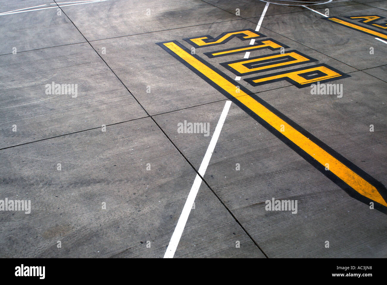Palne runway hi-res stock photography and images - Alamy