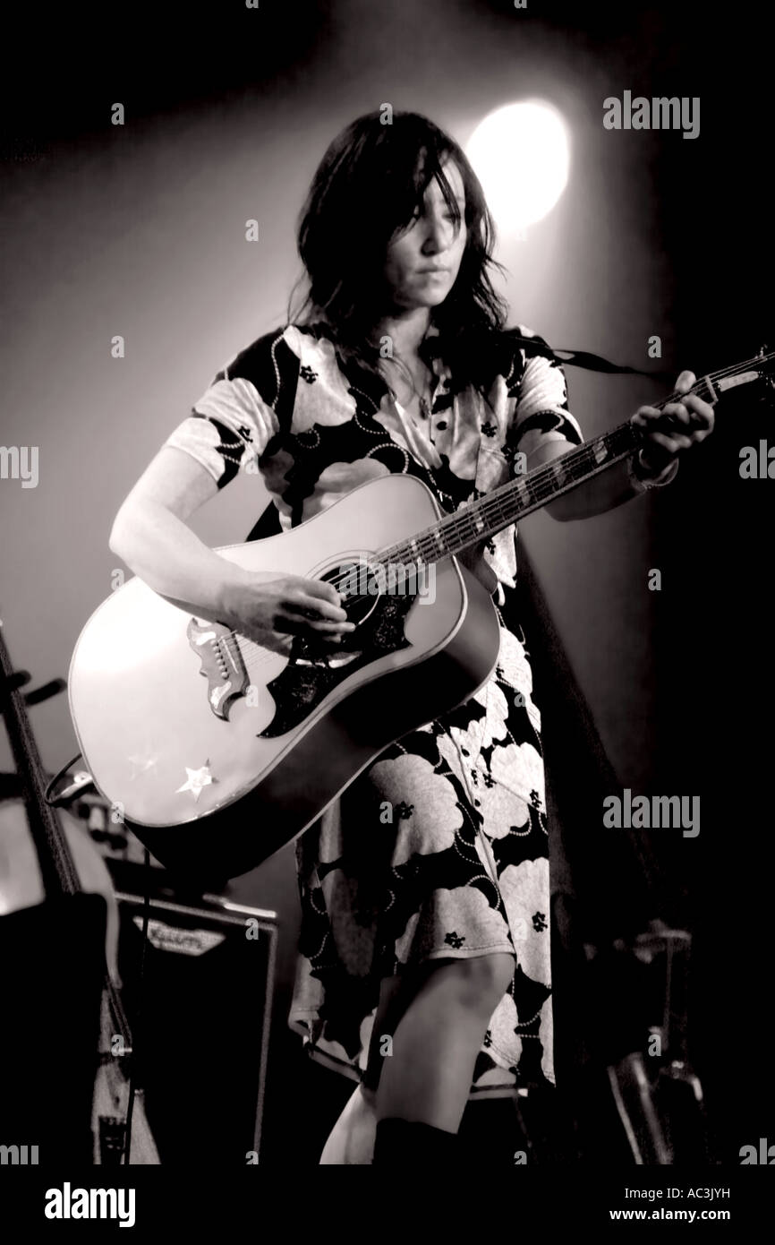 Kt tunstall guitar hi-res stock photography and images - Alamy