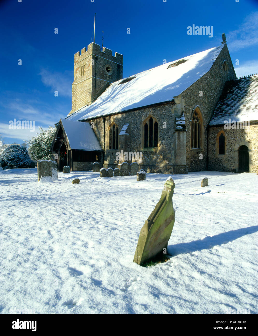 St nicholas church longparish hampshire hi-res stock photography and ...