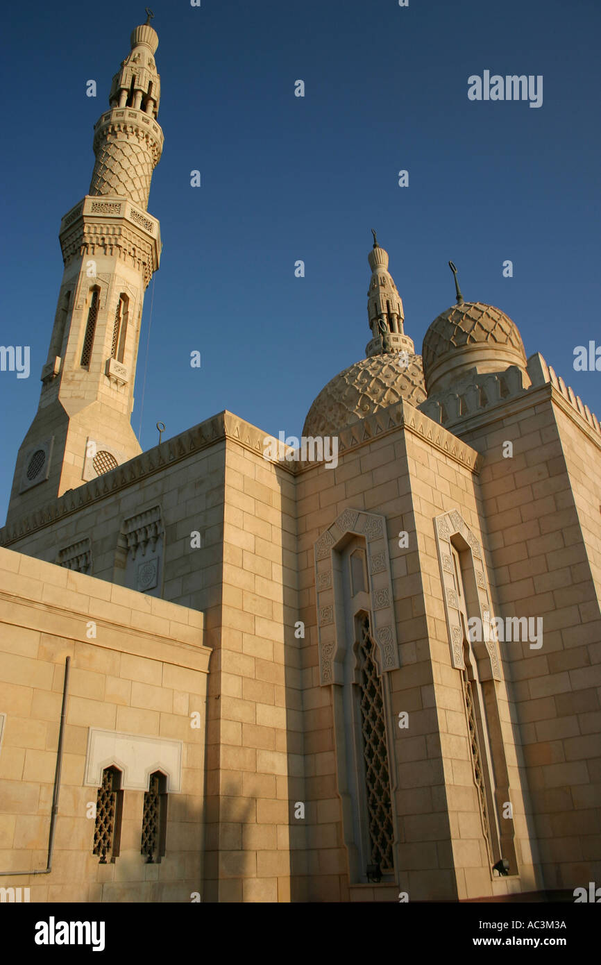Dubai mosque made of stone Stock Photo - Alamy