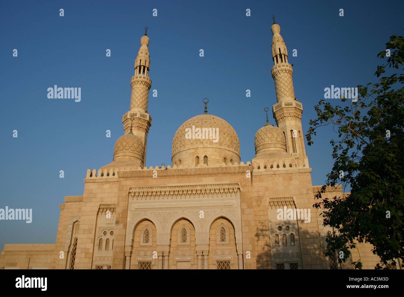 Dubai mosque made of stone Stock Photo - Alamy