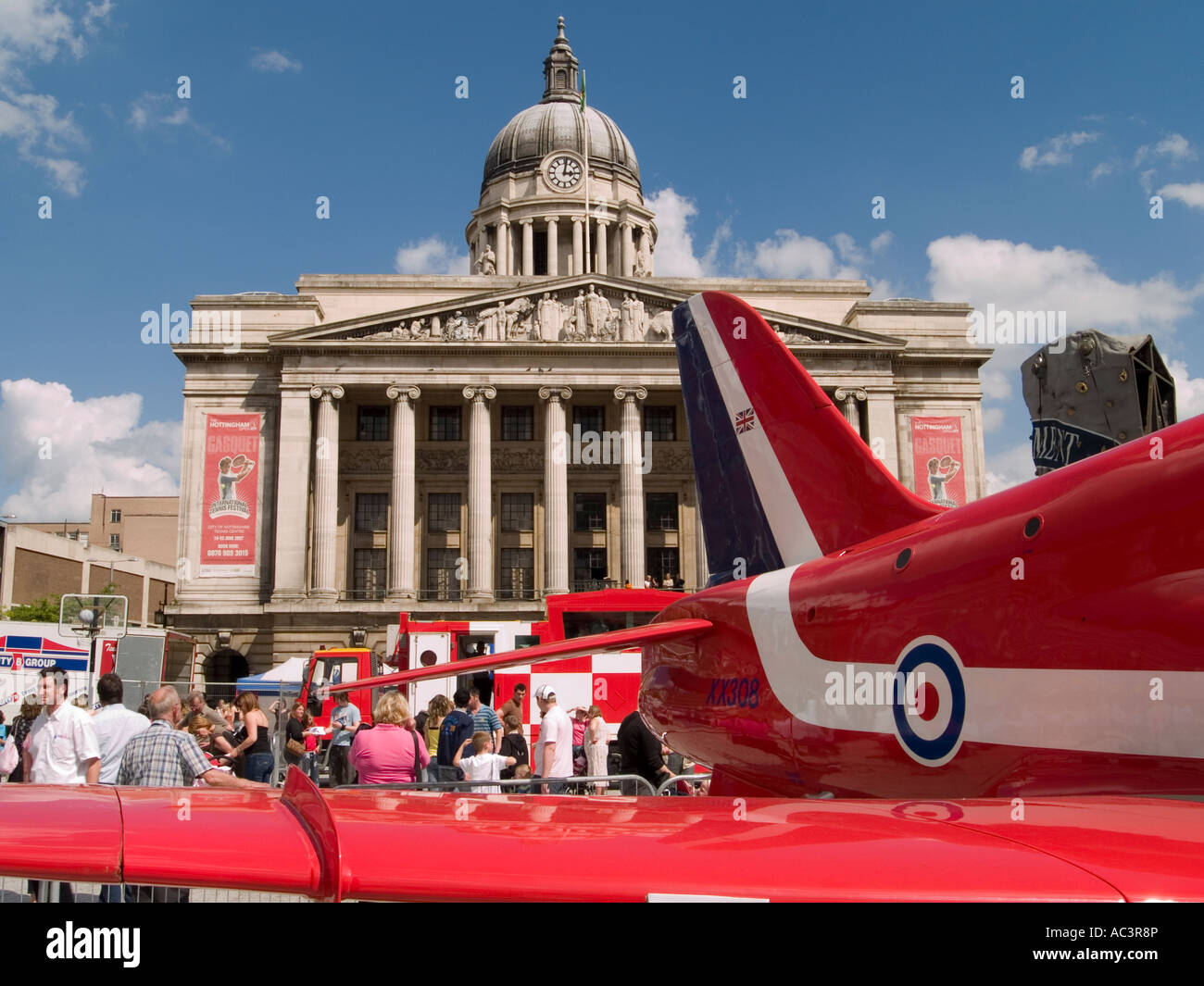 Red arrow plane front hi-res stock photography and images - Alamy