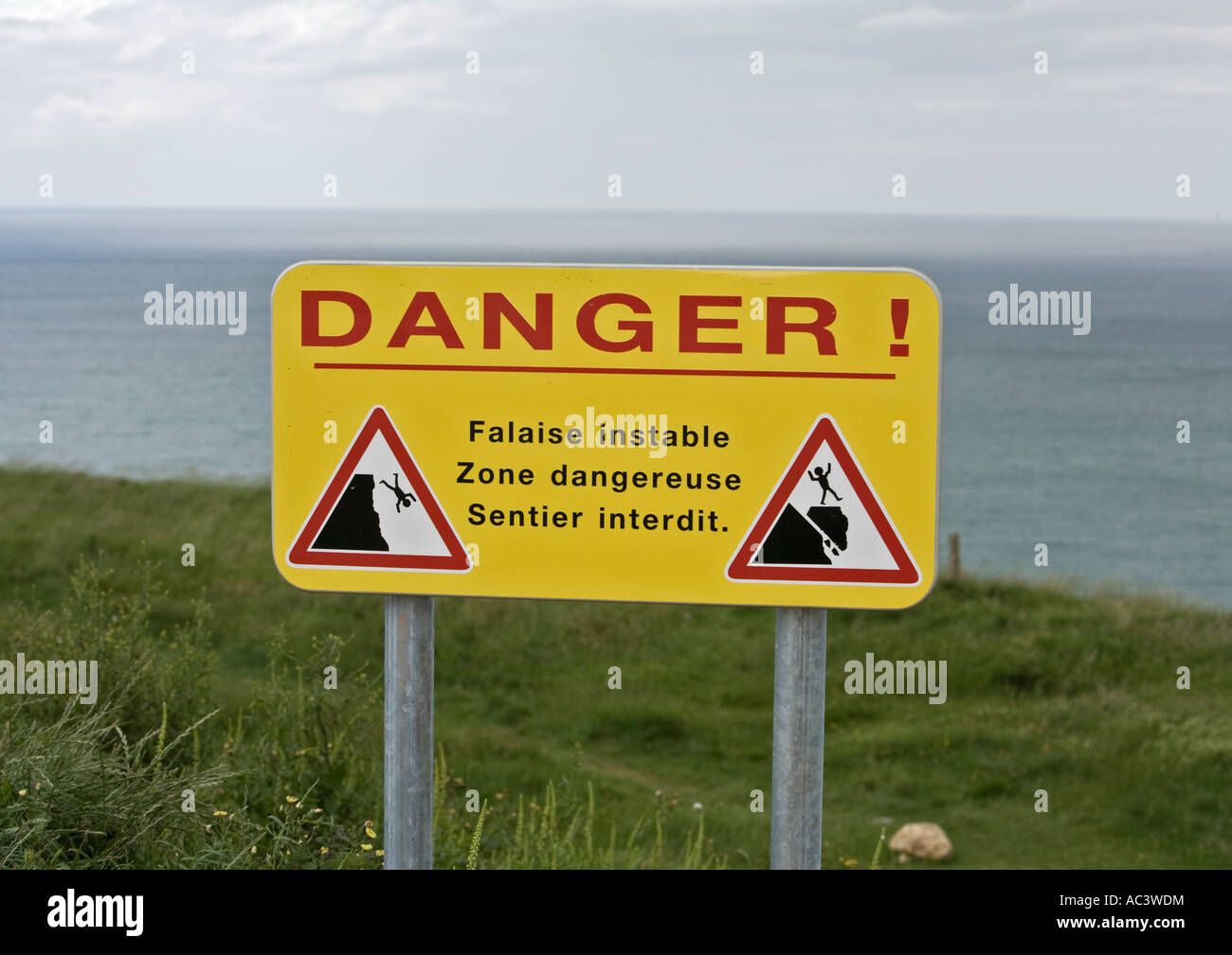 Zone dangereuse sentier interdit hi-res stock photography and images ...