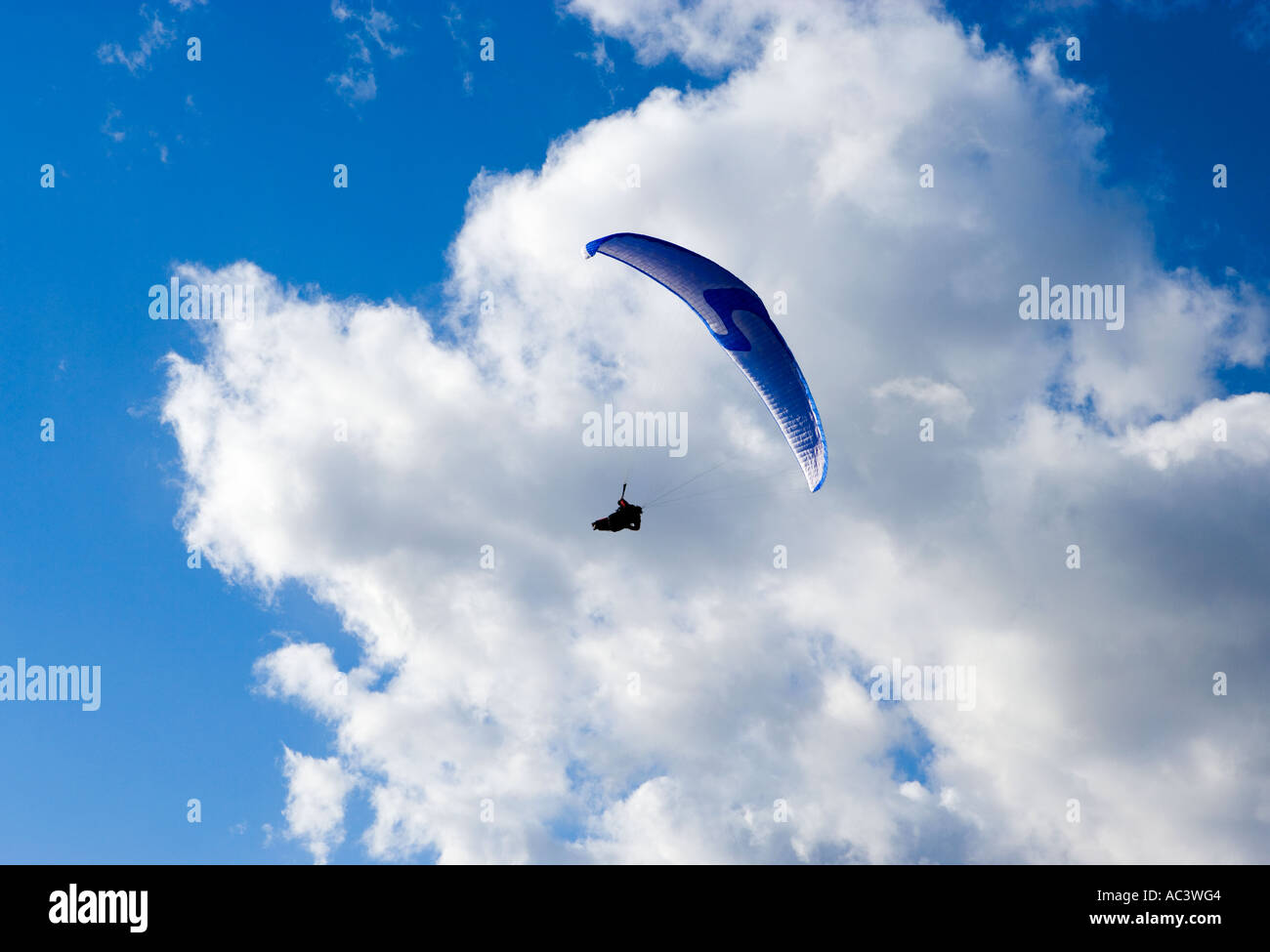 Hand gliders hi-res stock photography and images - Alamy