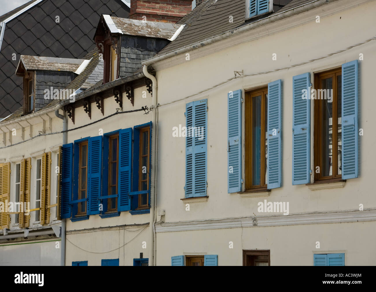 Dark blue tiles on wall hi-res stock photography and images - Alamy