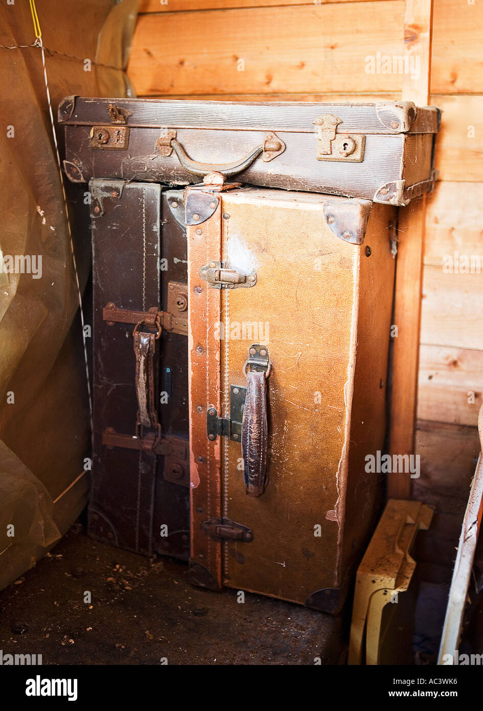Cardboard suitcases hi-res stock photography and images - Alamy