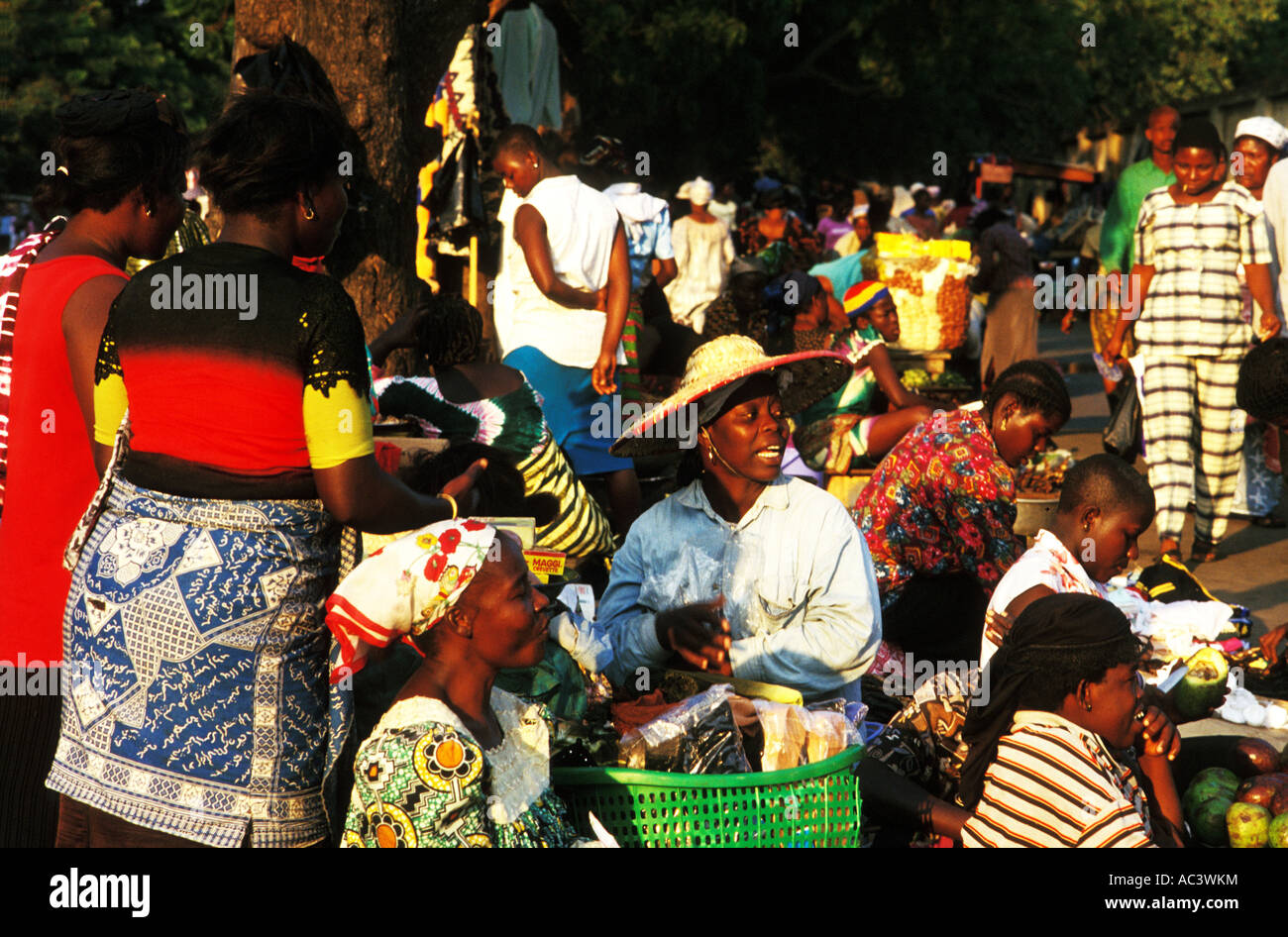 Street crowd ghana hi-res stock photography and images - Alamy