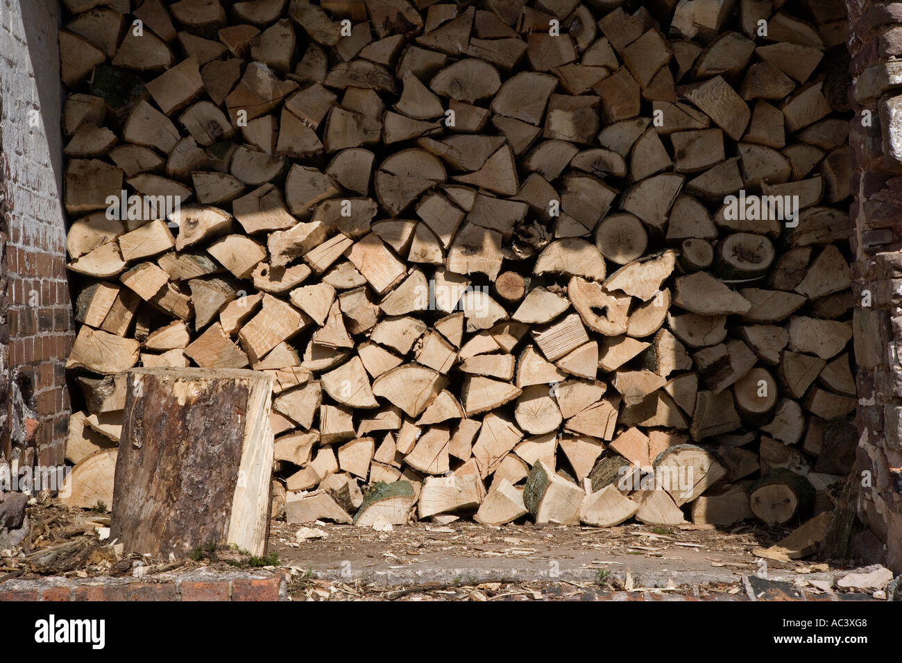 STACKED BLOCKS OF CUT FIRE WOOD FOR WOOD BURNING STOVE IN STORE UK ...