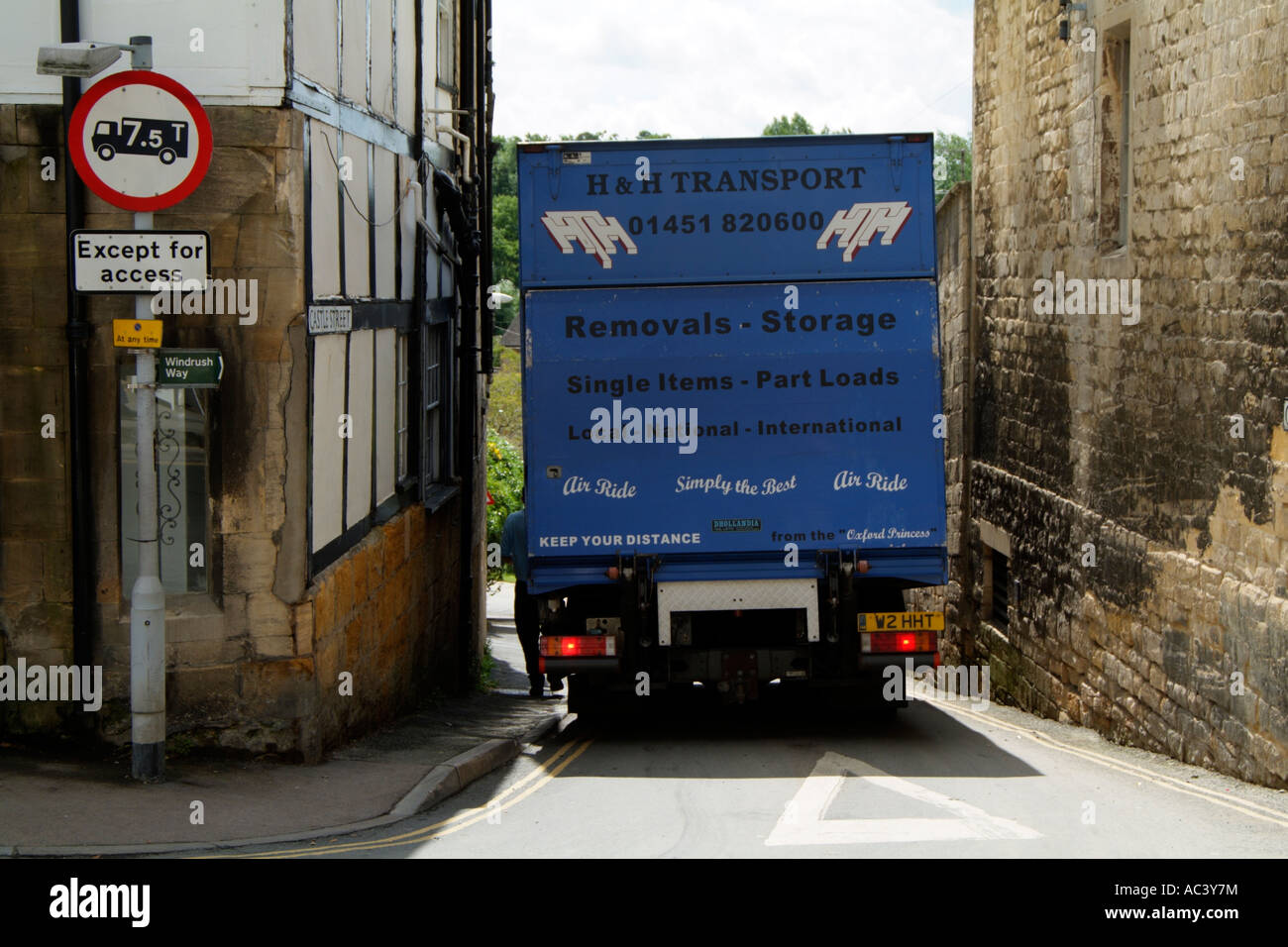 Width Restriction Tight Fit For Removal Lorry In This Narrow Lane In Winchcombe Gloucestershire