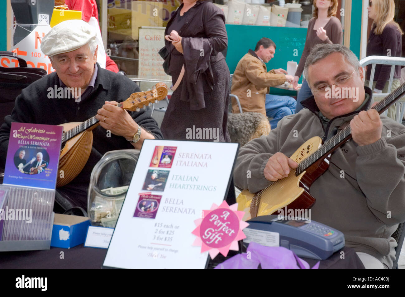 Italian mandolin hi-res stock photography and images - Alamy