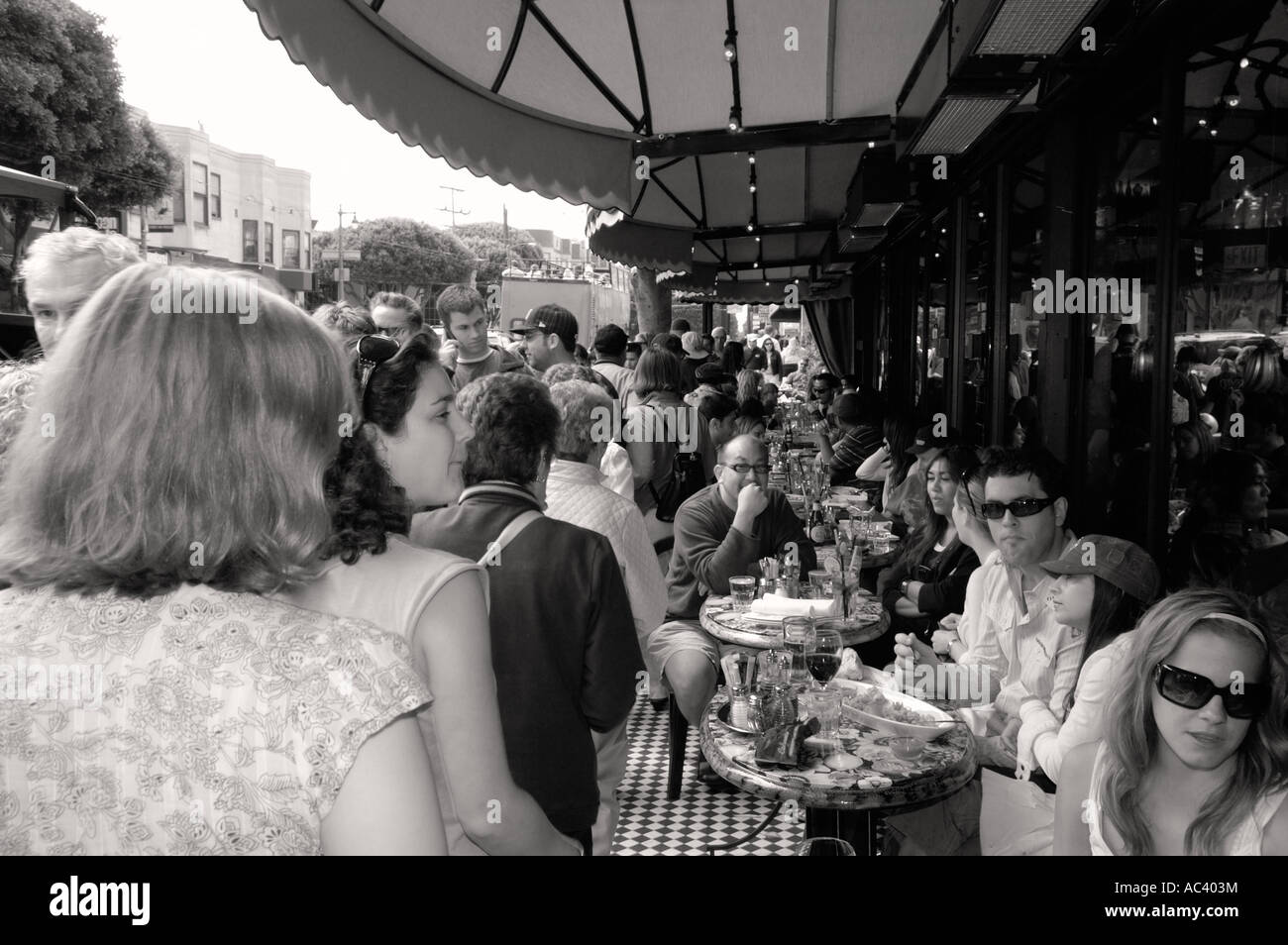 outdoor dining,urban cafe scene in califonia Stock Photo - Alamy